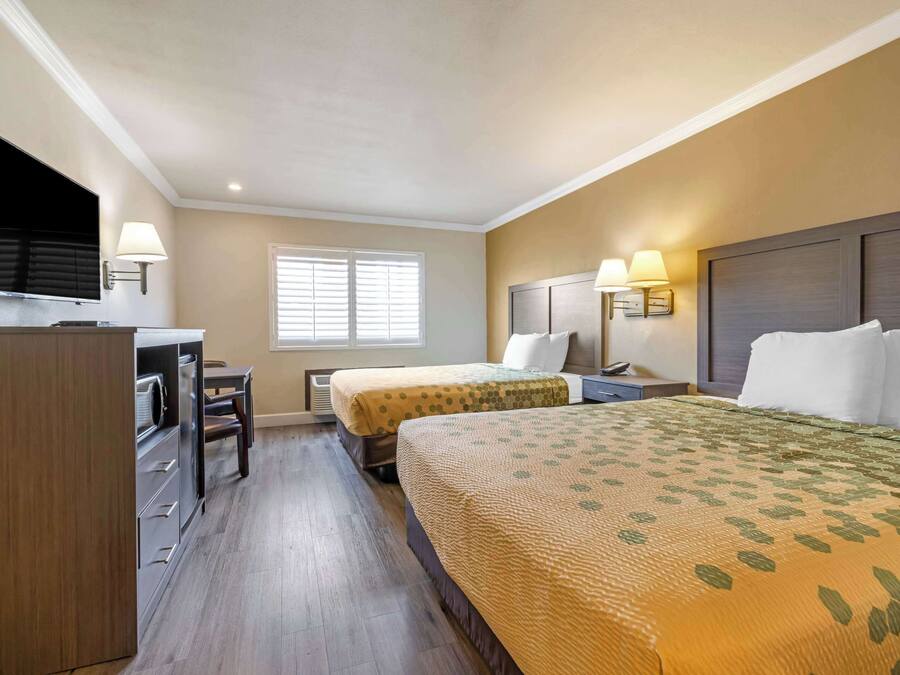 Secretária, ferro/tábua de engomar, Wi-fi grátis