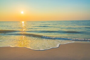 Praia particular, barracas de praia de cortesia, espreguiçadeiras 