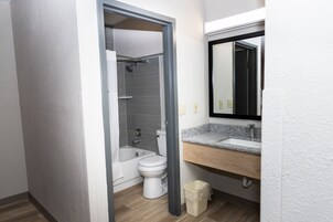 Quarto, 1 cama king-size, não fumadores (Modern) | Casa de banho | Uma combinação polibã/banheira, toalhas fornecidas