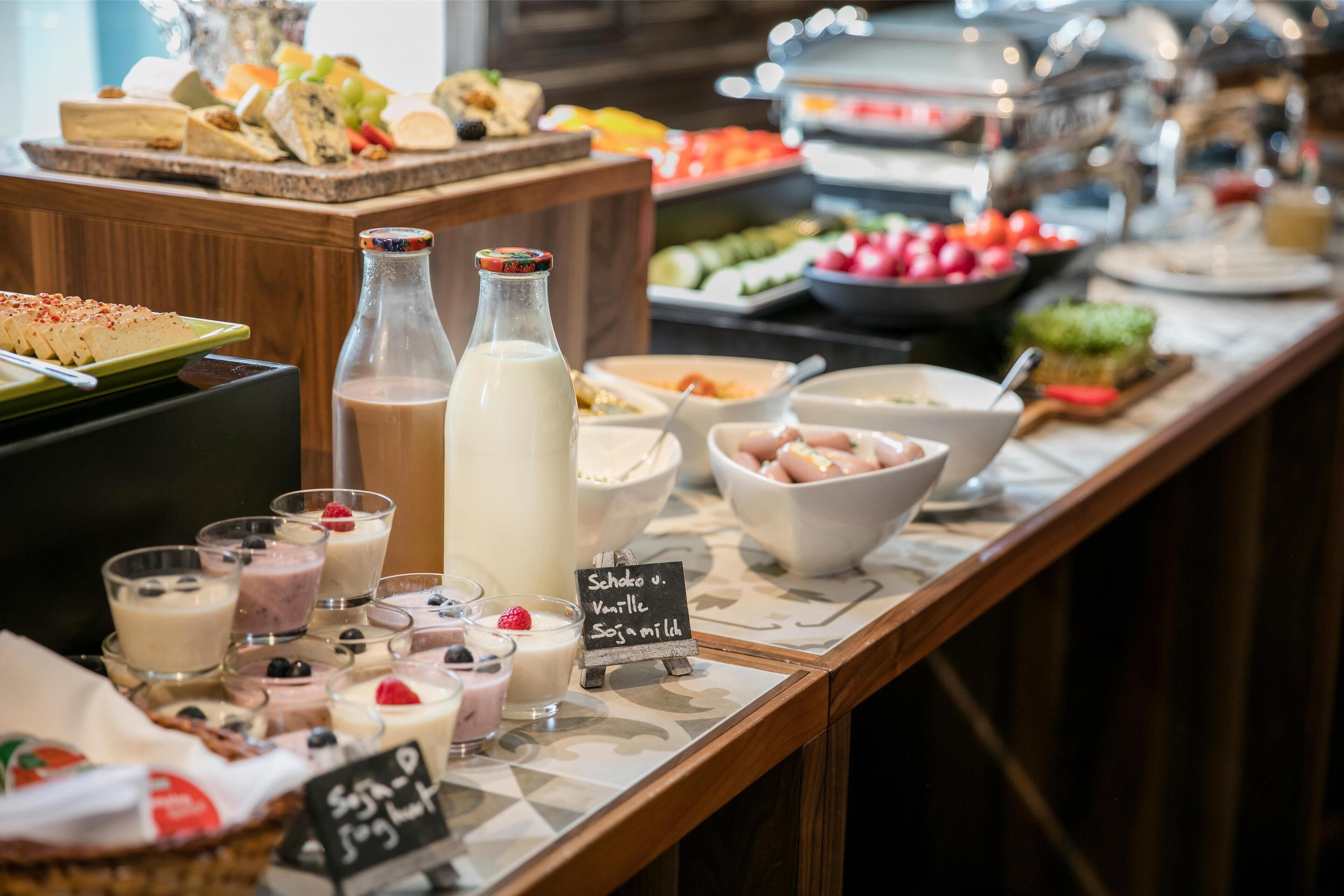 Buffet com diversas opções de comida e bebida.
