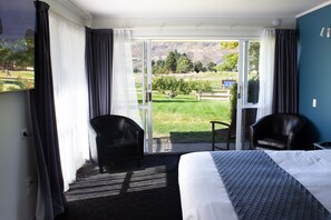 Estúdio Superior, 1 cama king-size, vista para o campo de golfe | Secretária adequada para computadores portáteis 