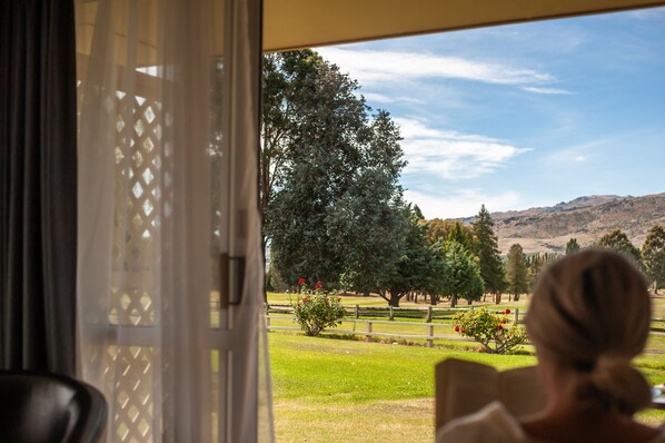 Estúdio Superior, 1 cama king-size, vista para o campo de golfe | Secretária adequada para computadores portáteis 