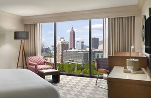 Quarto Premier, 1 cama king-size (Centennial Olympic Park View) | Roupa hipoalergénica, cofre no quarto, secretária 