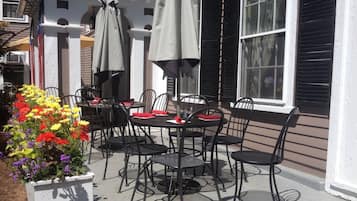 2 restaurantes, café da manhã, culinária regional
