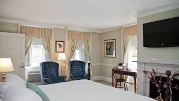 Historic Main Inn, 1 King, No Pets | Individualmente decorados, individualmente mobiliados, escrivaninha