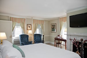 Historic Main Inn, 1 King, No Pets | Com decoração personalizada, com mobília individualizada, secretária 