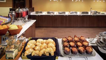 Pequeno-almoço preparado no momento diário mediante uma taxa