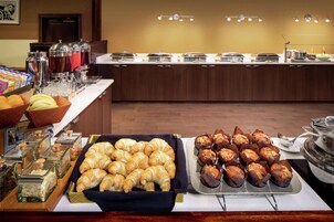 Café da manhã feito na hora todos os dias mediante uma taxa