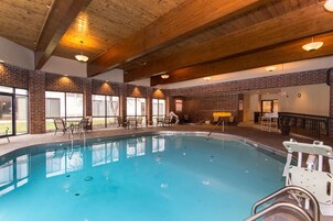 Piscina interna, piscina externa sazonal