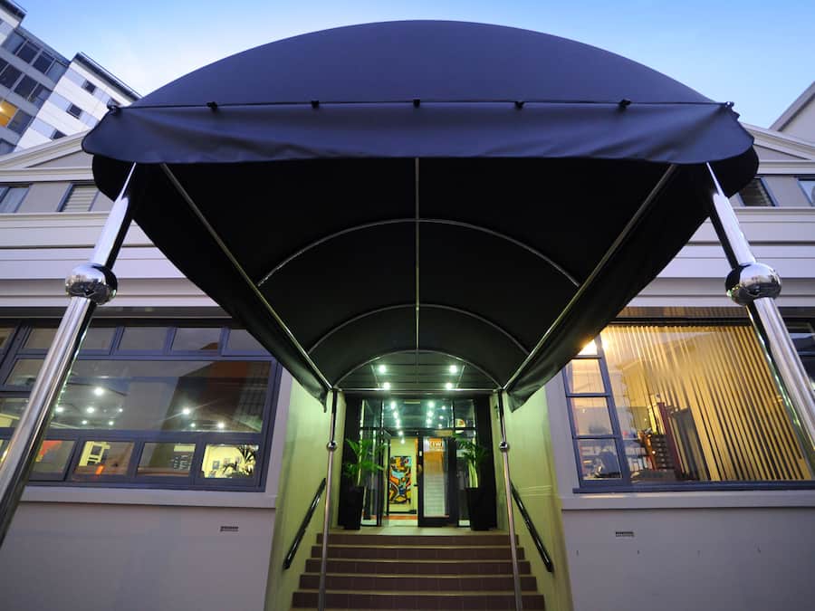 Fachada do alojamento (tarde/noite)