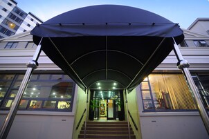 Fachada da propriedade à noite