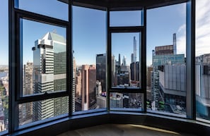 Roupa de alta qualidade, edredões de penas, cofre no quarto, secretária