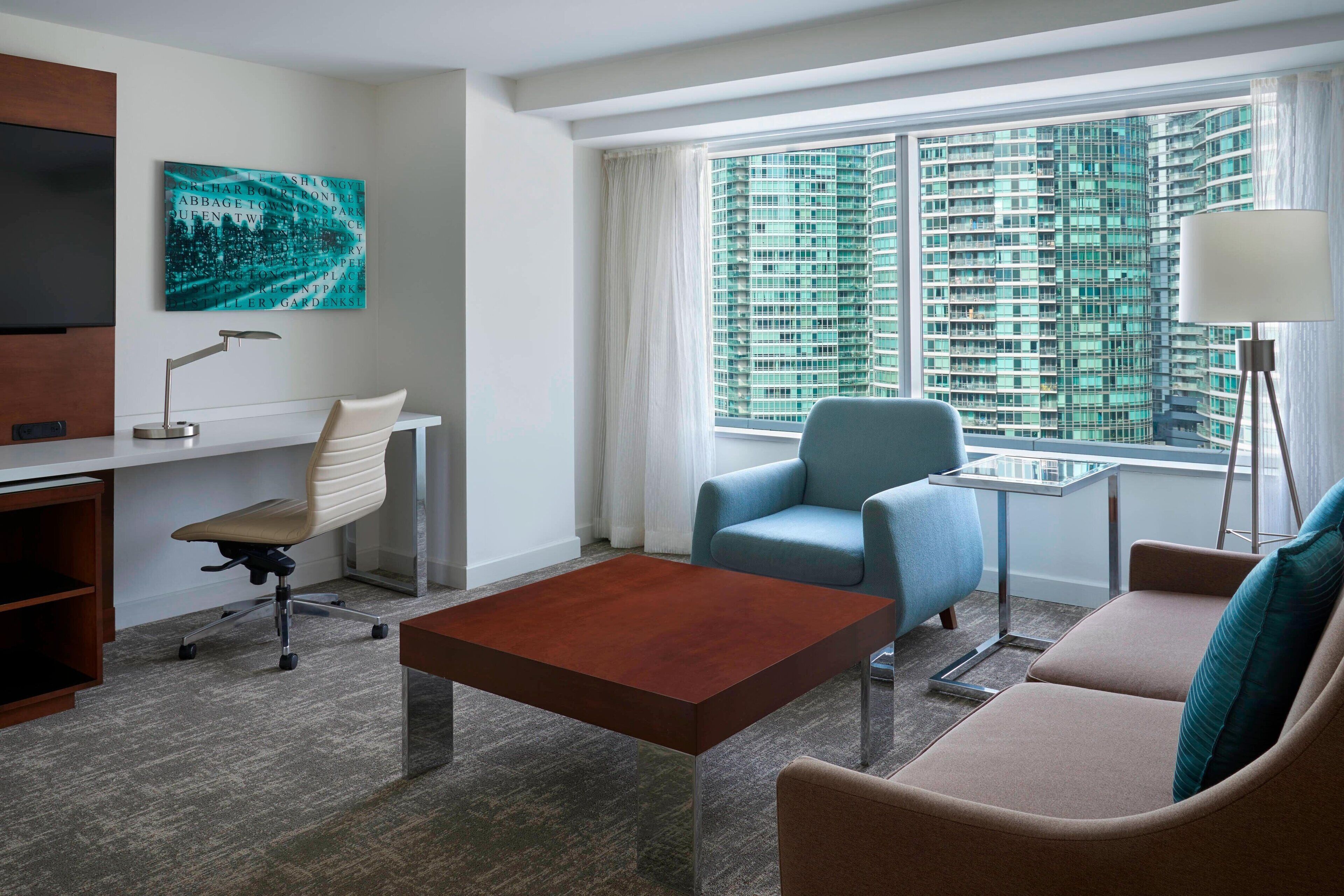 Suite Familiar, 1 quarto | Sala | Televisor LED de 55 polegadas com canais por cabo, televisor 