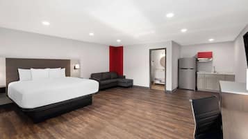 Suíte, 1 cama King e sofá-cama, para não fumantes | Berços grátis, Wi-Fi de cortesia, roupa de cama, despertadores