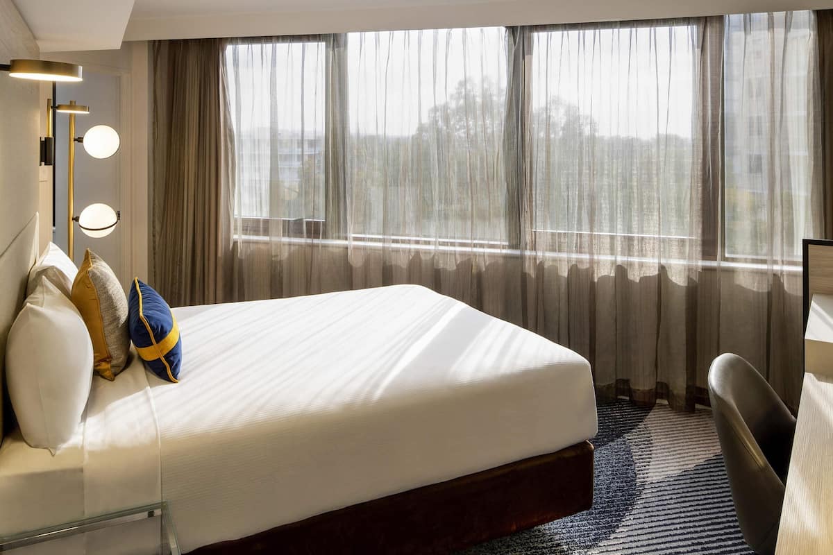 Quarto standard, 1 cama Queen | Cofres nos quartos, escrivaninha, ferros/tábuas de passar roupa