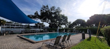 Piscina externa, espreguiçadeiras