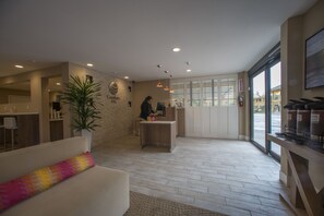 Área de estar no saguão