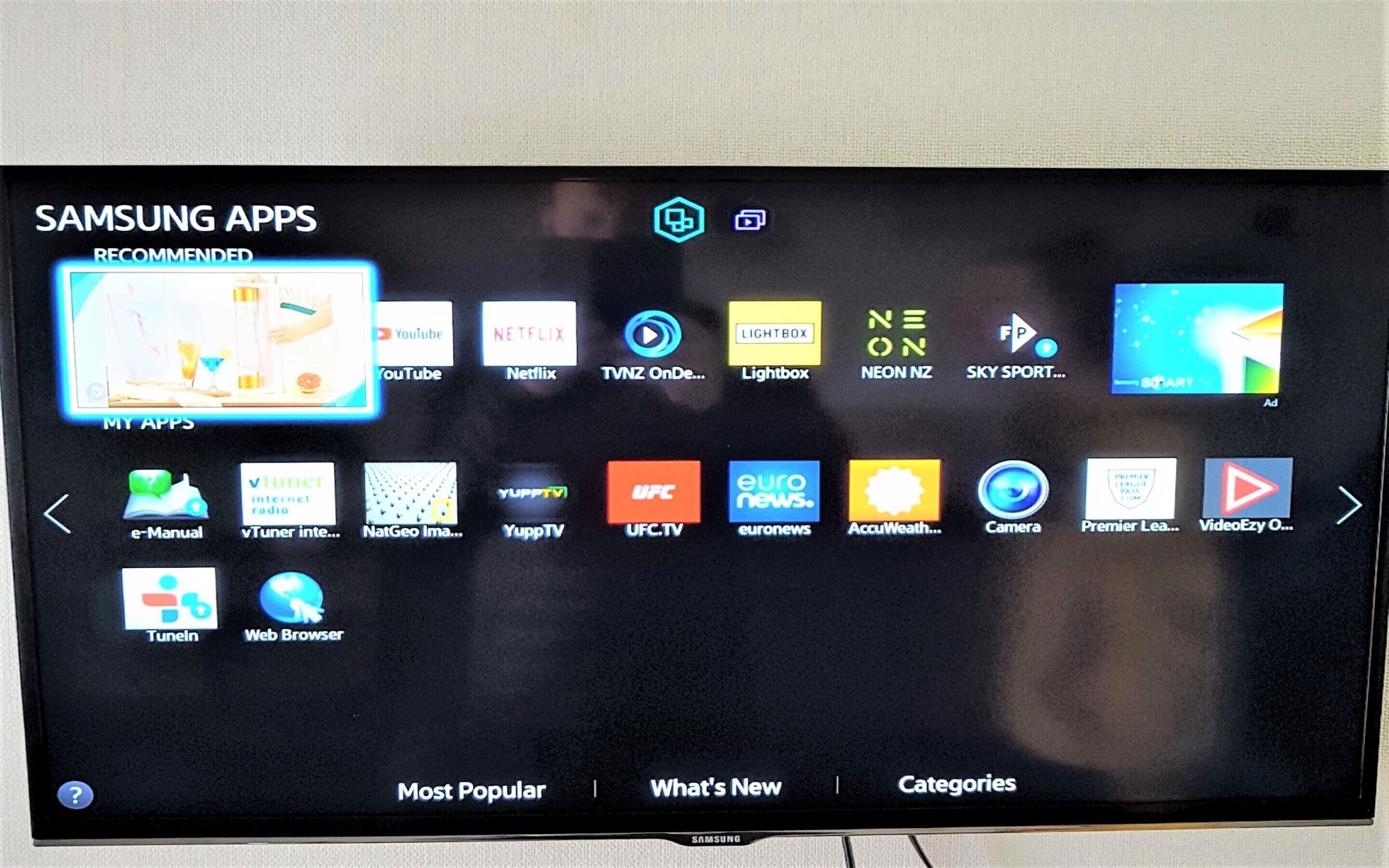 Uma tela de TV exibindo diversos aplicativos, incluindo YouTube, Netflix e UFC.TV.