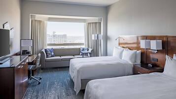 Quarto, 2 camas de casal | Roupas de cama premium, camas com colchões pillow-top, escrivaninha