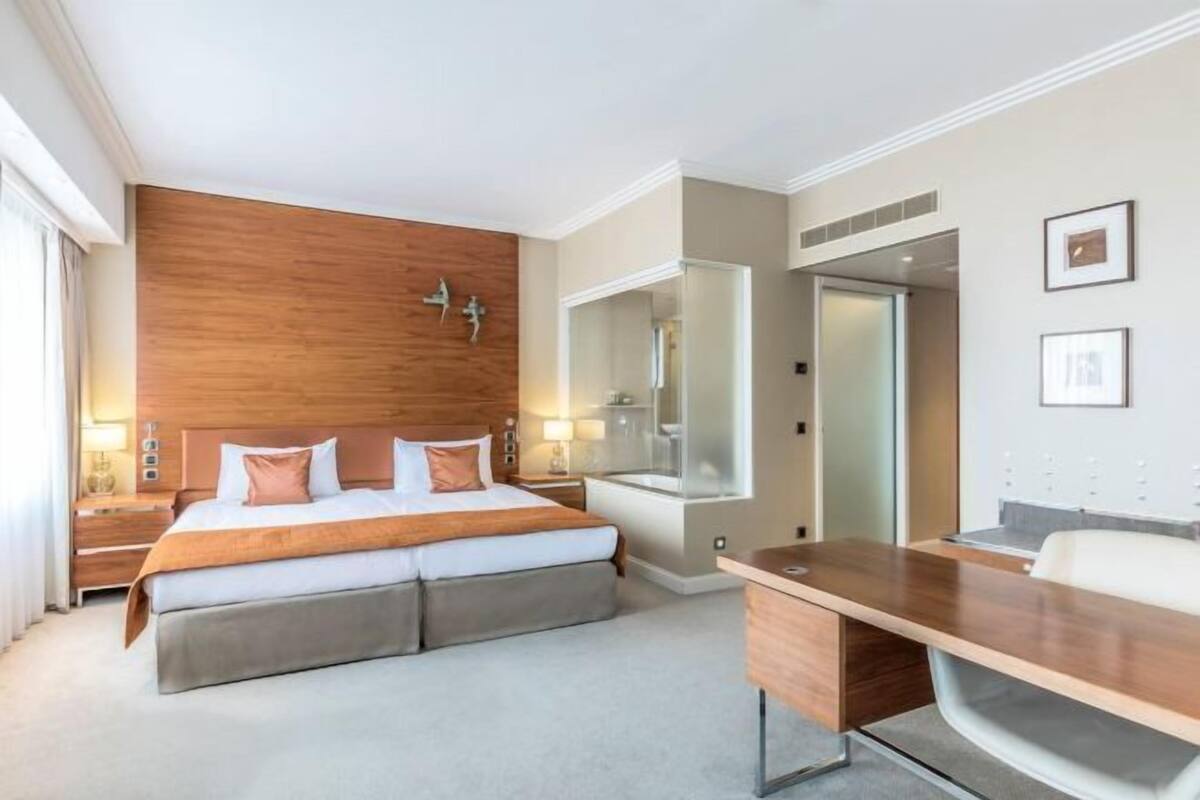 Roupa hipoalergénica, minibar, cofre no quarto, secretária 