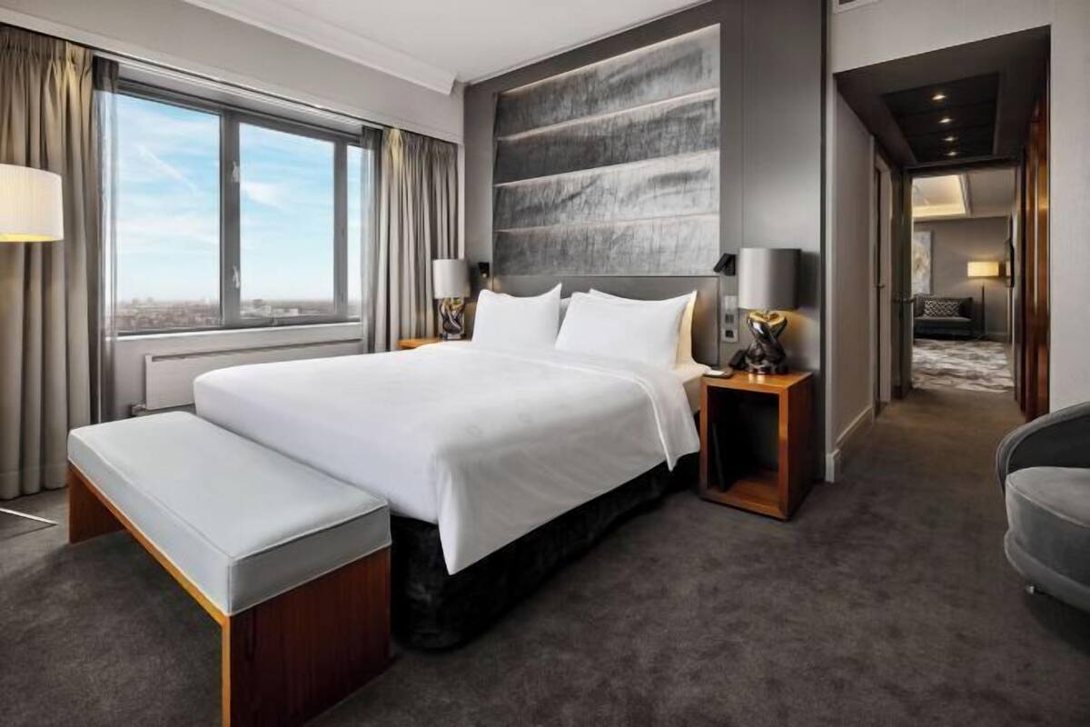 Roupa hipoalergénica, minibar, cofre no quarto, secretária 