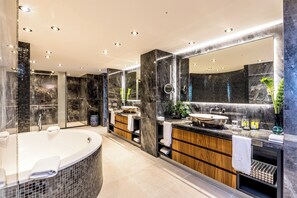 Suite Presidencial | Casa de banho | Um polibã e uma banheira separados, uma banheira de imersão total 