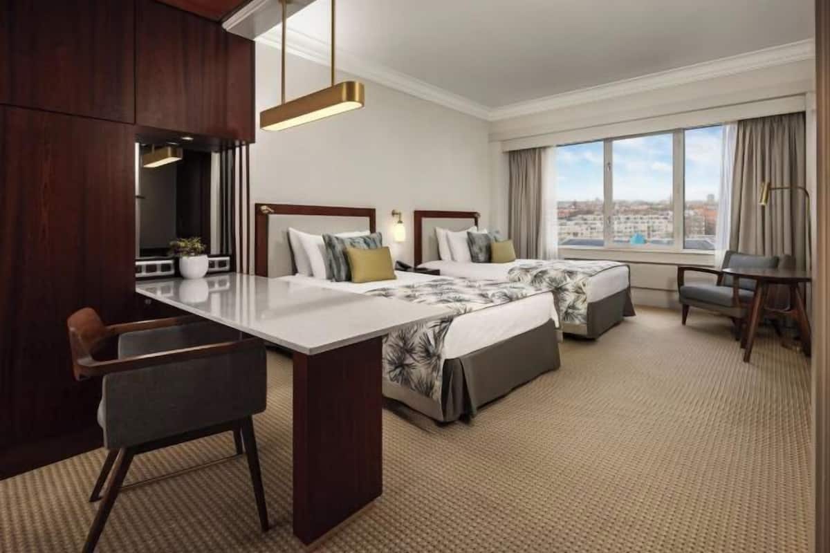 Roupa hipoalergénica, minibar, cofre no quarto, secretária 