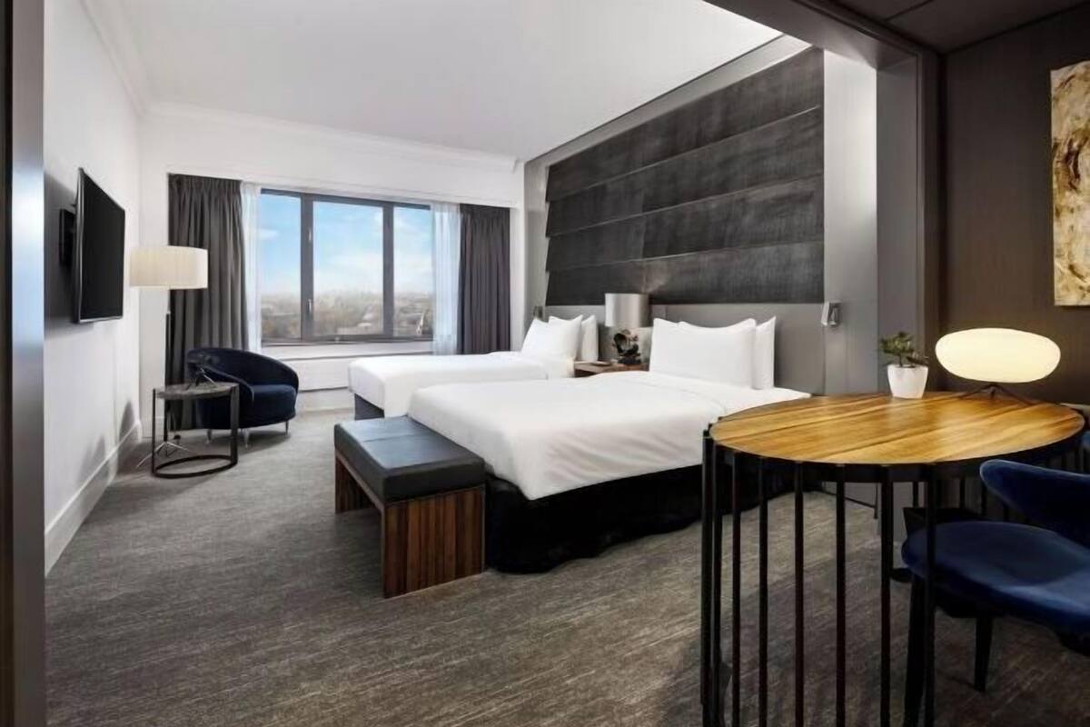 Roupa hipoalergénica, minibar, cofre no quarto, secretária 