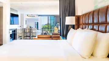 Suíte com design assinado, 1 cama King, sacada, vista para a cidade | Vista da sacada