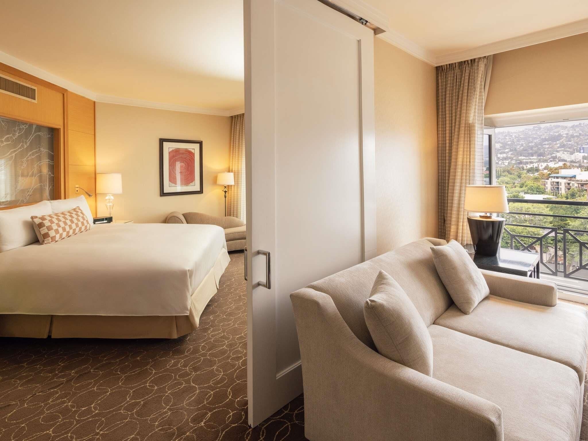 Suite, 1 cama king-size (Hollywood Hills View) | Roupa de alta qualidade, edredões de penas, minibar, cofre no quarto 