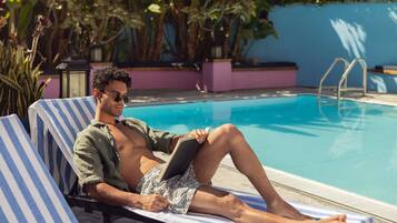 Piscina exterior, da(s) 06:00 à(s) 21:00, espreguiçadeiras