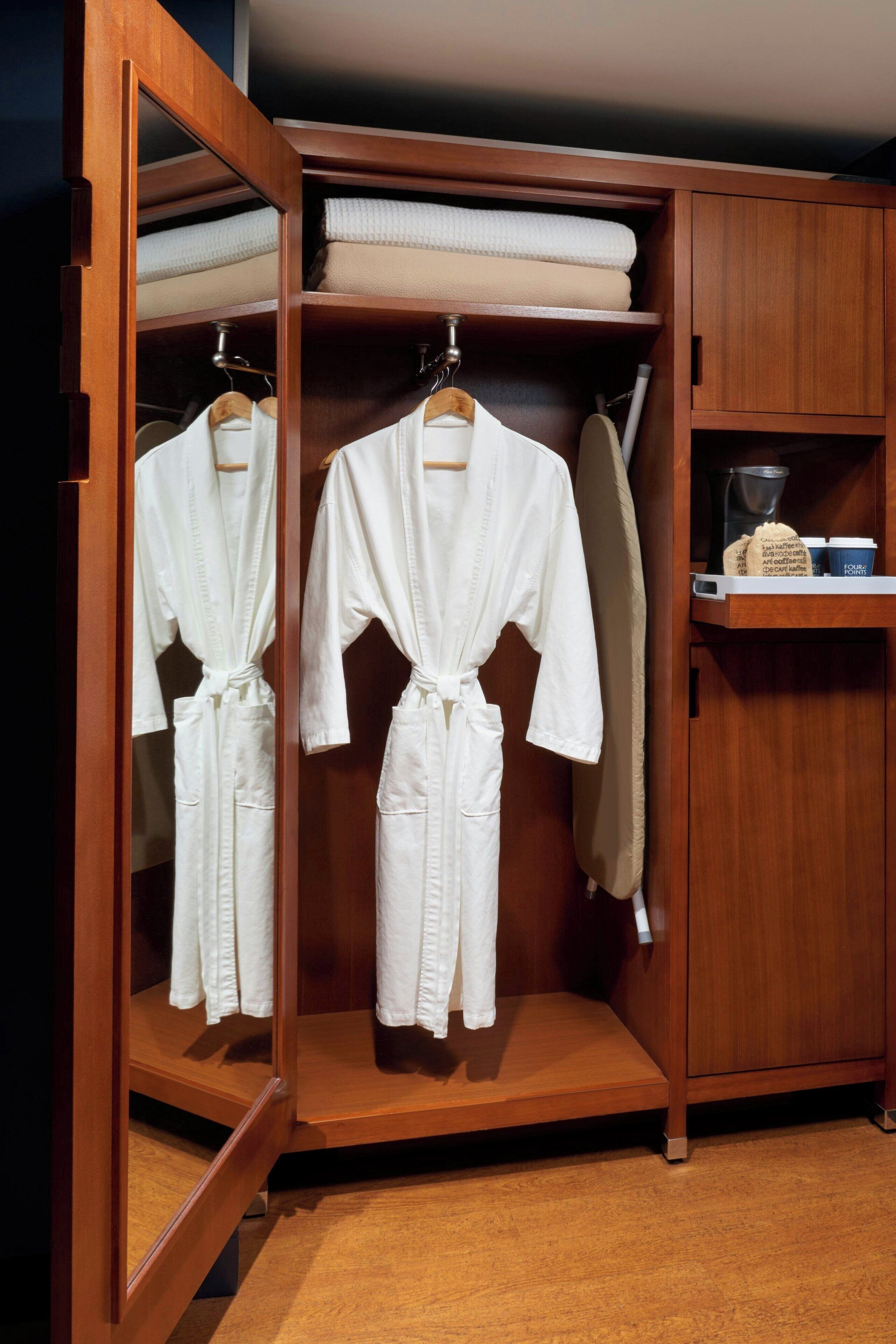 Roupas de cama premium, camas com colchões pillow-top, escrivaninha