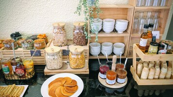 Café da manhã com buffet diário (EUR 13.90 por pessoa) 