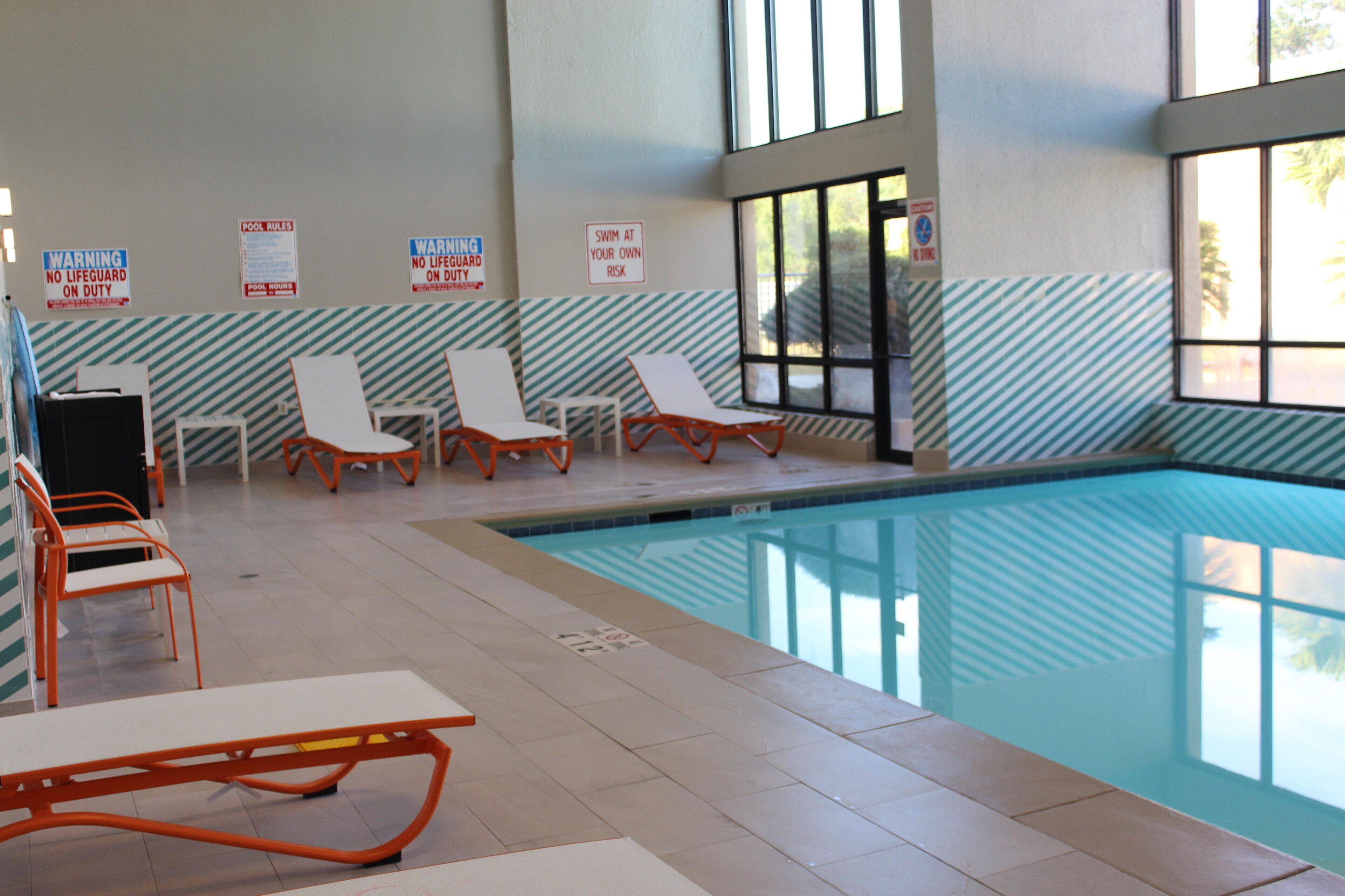 Piscina interior, piscina exterior sazonal, espreguiçadeiras 