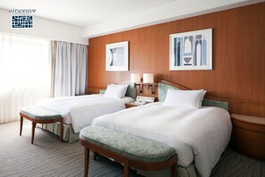 Escrivaninha, cortinas blackout, quartos à prova de som