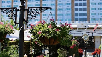 2 bares/lounges