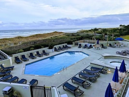 Piscina interna, piscina externa, guarda-sóis, espreguiçadeiras