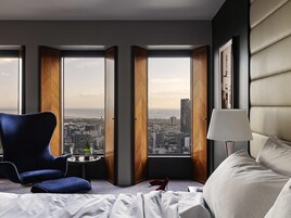 Quarto superior, 1 cama King, vista para o rio | Roupas de cama premium, camas com colchões pillow-top, frigobar