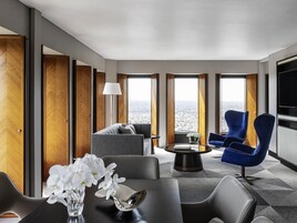 Suíte club, 1 cama King, vista para a cidade, no canto (Prestige Suite, Club Sofitel Access) | Roupas de cama premium, camas com colchões pillow-top, frigobar