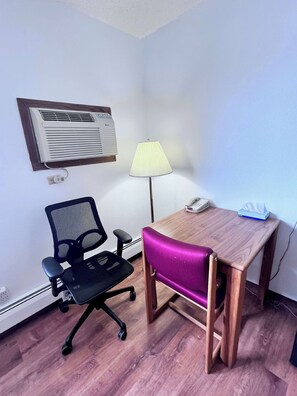 1 quarto, com mobília individualizada, secretária 