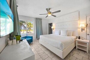 Quarto, 1 cama king-size, junto ao mar | 1 quarto, cofre com capacidade para portátil, secretária