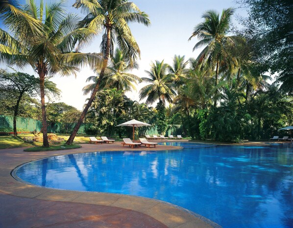 Piscina exterior, guarda-sóis, espreguiçadeiras 