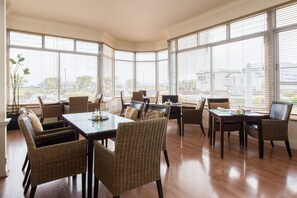 Almoços e jantares servidos, incluindo cozinha britânica 