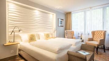 Quarto casal standard | Roupas de cama antialérgicas, cofres nos quartos