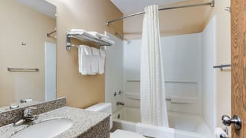 Quarto standard, 2 camas Queen, para não fumantes | Banheiro | Chuveiro/banheira combinados, produtos de toalete grátis