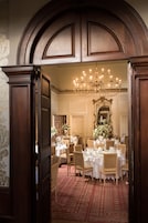 Serviço de café da manhã, almoço, jantar; vistas para o jardim