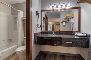 Quarto standard, 2 camas de casal, para não fumantes, geladeira e micro-ondas | Banheiro | Chuveiro/banheira combinados, produtos de toalete grátis