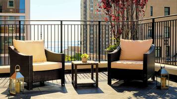 Lençóis italianos Frette, roupa de alta qualidade, cofre no quarto