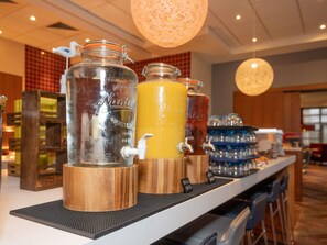 Pequeno-almoço tipo buffet diário mediante uma taxa 