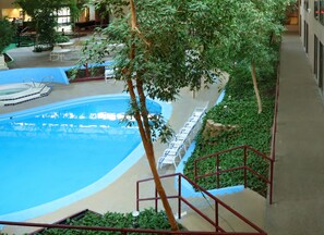 Piscina interior, piscina exterior 